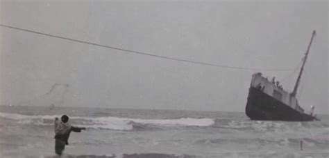 Casco De Navio Surge Enterrado Na Praia E Deixa Cidade De SC Intrigada