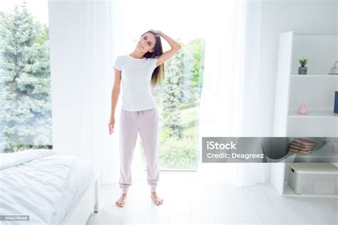 매일 홈 슬리밍 휘트니스 교육입니다 사랑 스러운 매력적인 아름 다운 좋은 세련 된 여자의 일상 큰 창 옆 현대 빛 흰색 인테리어에 워밍업 하 고 전체 크기 몸 길이 가정