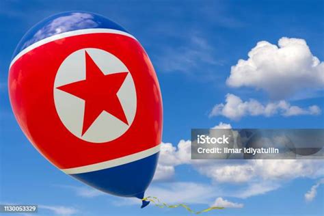 푸른 하늘을 비행 북한의 국기의 이미지와 풍선 3d 이미지 렌더링 그림 복사 공간입니다 개념에 대한 스톡 사진 및 기타 이미지