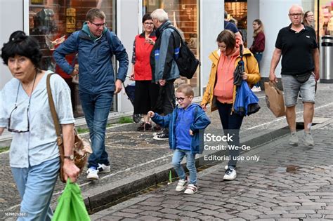 아이들은 유서 깊은 구시가지의 프라이부르크 베흘레에서 나무 보트를 타고 항해합니다 건물 외관에 대한 스톡 사진 및 기타 이미지 Istock