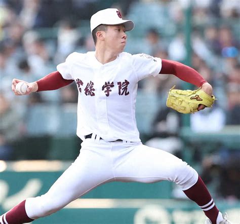 センバツ高校野球8日目＜常総学院・報徳学園＞5回1死満塁、落球でスタートが遅れた斉藤（左）を本封する常総学院・片岡（撮影・北條 貴史