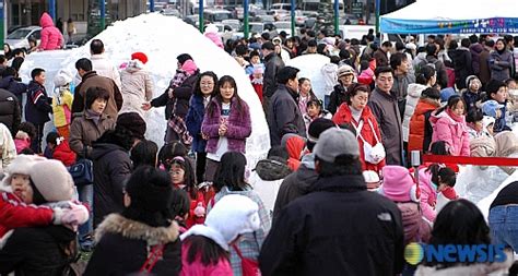 얼음조각축제에서 즐거운 시간 보내는 시민들