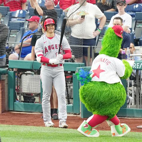 【スライドショー】大谷翔平の前をフィリーズのマスコットがうろちょろ、自作の似顔絵も披露 Mlb動画ニュース 日刊スポーツ