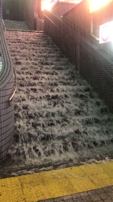 東京都で滝のような勢いで流れる雨思わず、その光景に息を飲んでしまった。恐ろしさを感じるゲリラ豪雨 話題の画像プラス