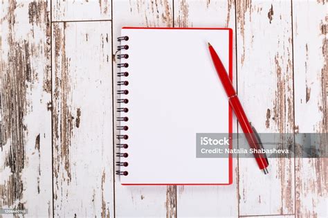 나무 테이블에 펜이 있는 빈 노트북 새로운 직장의 비즈니스 컨셉 컨셉 0명에 대한 스톡 사진 및 기타 이미지 0명 계획 공란 Istock