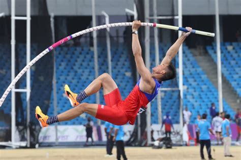 Ej Obiena Shatters Asian Record Joins 6 Meter Club Abs Cbn News