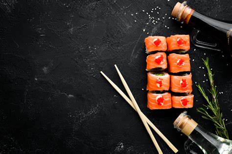 サーモンムール貝キャビア ロール寿司日本の料理平面図です アジア大陸のストックフォトや画像を多数ご用意 アジア大陸 アボカド イカ