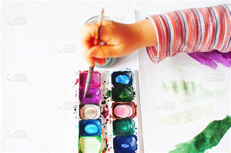 这孩子用水彩颜料作画
