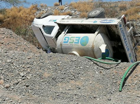 Por Buscar Su Celular Conductor Sufre Volcadura En El Lecho Seco Del