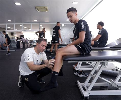 Elenco Do Corinthians Se Apresenta No Ct E Inicia Pré Temporada Veja