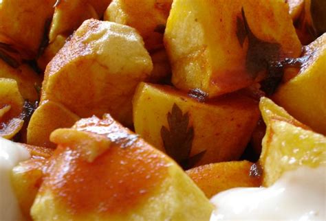 Vídeo receta de auténticas y sencillas patatas bravas La cocina de Bender