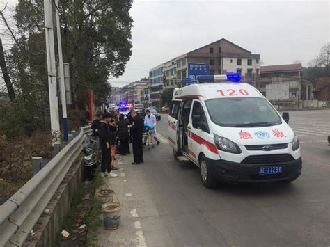 新邵酿溪镇发生一起车祸！驾驶员头盔电动车