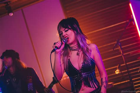 Lylith Pop Cantora Lança Nova Versão De Submissão Rockstage Brasil