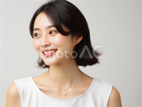 ネックレスをした女性 No 27512903写真素材なら写真AC無料フリーダウンロードOK
