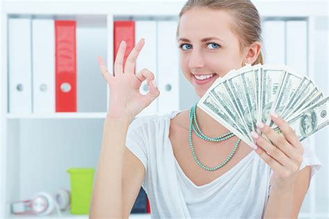 사무실 배경 1 백 달러의 많은 지폐를 보여주는 매력적인 쾌활 한 여자의 초상화 받은 돈 상금 개념 Ucsd에 대한 스톡 사진