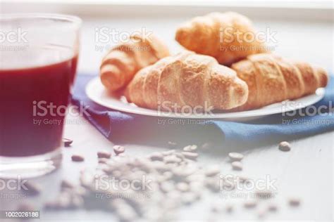 커피 컵 그리고 나무 바탕에 신선한 구운된 크로 상 상위 뷰 빛 토닝 0명에 대한 스톡 사진 및 기타 이미지 0명 갈색 레스토랑 Istock