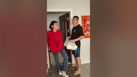 给女儿50让她下楼买4 5个馒头，结果她买回来45个馒头，还说什么爸爸你买这些馒头干啥，我想知道 姑娘你想干啥😓😓 父女日常 搞笑父女