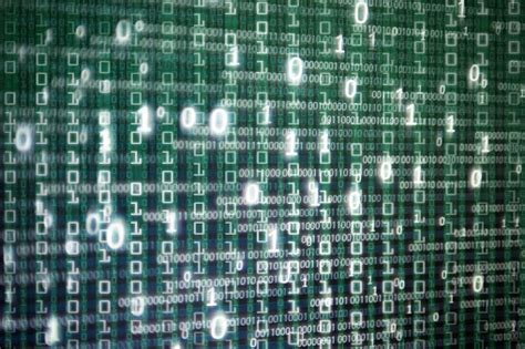 노트북 컴퓨터 화면에 이진 코드 데이터 비트 화면 표시 데이터 흐름의 행렬입니다 빅 데이터 Ai 시대의 부상 인공 지능 데이터 전송 디지털 컨셉 하이테크 디 포커 싱 블루