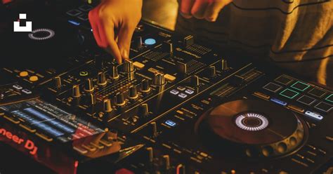 비닐 레코드로 Dj 믹서를 연주하는 사람 사진 Unsplash의 무료 디제이 이미지