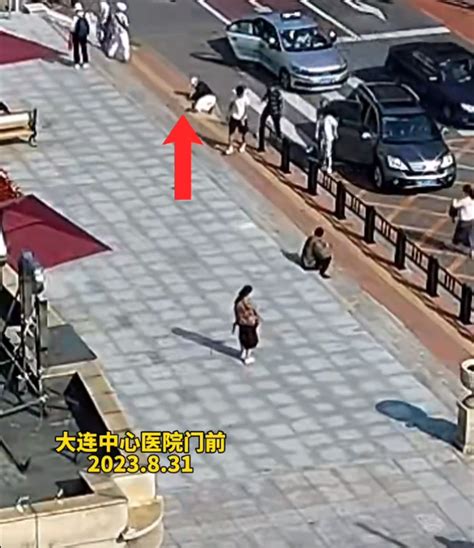大连一老人倒地无人扶 幸得保安小哥出手腾讯新闻