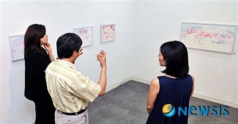 흰색과 분홍색의 물감으로 표현한 백두산 설경