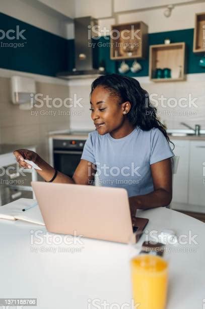 집에서 노트북을 사용하고 신용 카드를 들고 아프리카 계 미국인 여성 아프리카계 미국 민족에 대한 스톡 사진 및 기타 이미지 아프리카계 미국 민족 여자 지폐 Istock