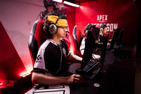 10 Best Apex Legends Streamers And Their Gaming Headsets Headphonesty