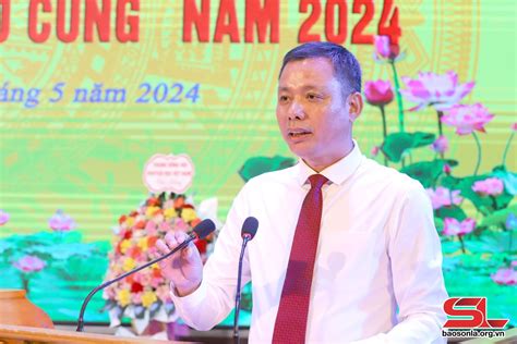 Lễ trao học bổng và phát động phong trào Học không bao giờ cùng năm