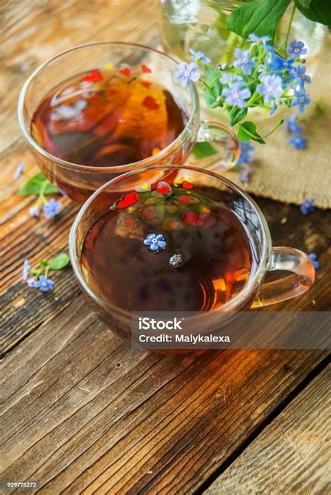 차 잔 주전자 항아리 여름 야외 테이블에 블루 Cornflowers의 꽃다발을 꿀 여름 정 0명에 대한 스톡 사진 및 기타