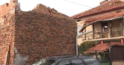 Сериозни щети след бурния вятър в област Враца отнесен е покрив снимки