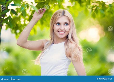 Bella Ragazza Immagine Stock Immagine Di Campo Capelli