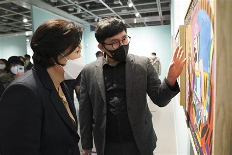 발달장애 아티스트 특별초대전 관람하는 김정숙 여사 매일경제