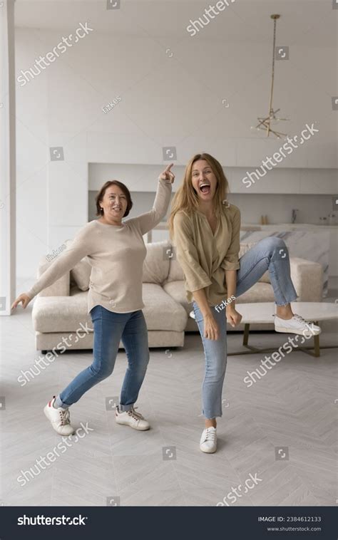 3 Thousand Madre Mayor E Hijo Adulto Bailando Royalty Free Images