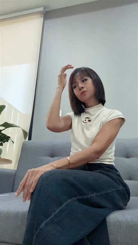 Nitta Follis สวัสดีเช้าวันอังคารสหรัฐอเมริกาค่ะ 🇺🇸🥰 ️🇹🇭 ภาพนิ่ง คน