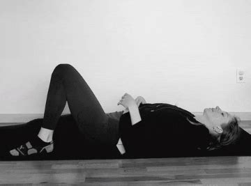 Best Hamstring Stretches For Runners Snacking In Sneakers