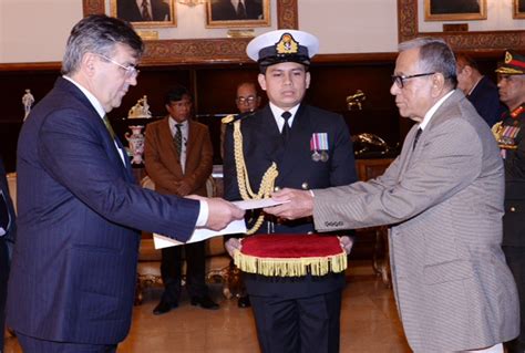 Ambasador Bosne I Hercegovine U Bangladešu Sa Sjedištem U New Delhiju Sabit Subašić Predao