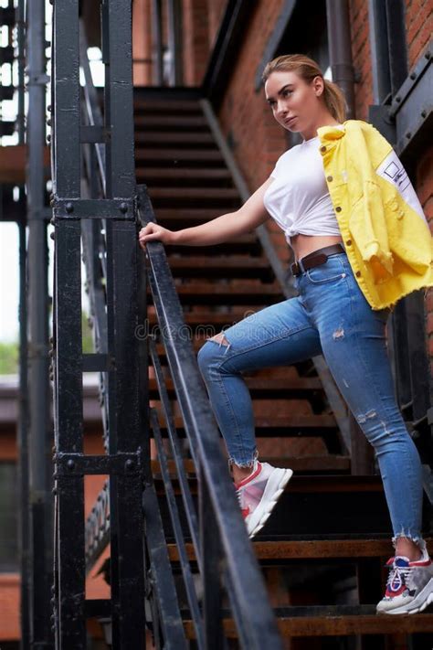 La Mujer Fresca Est Presentando Para El Fot Grafo En Las Escaleras A