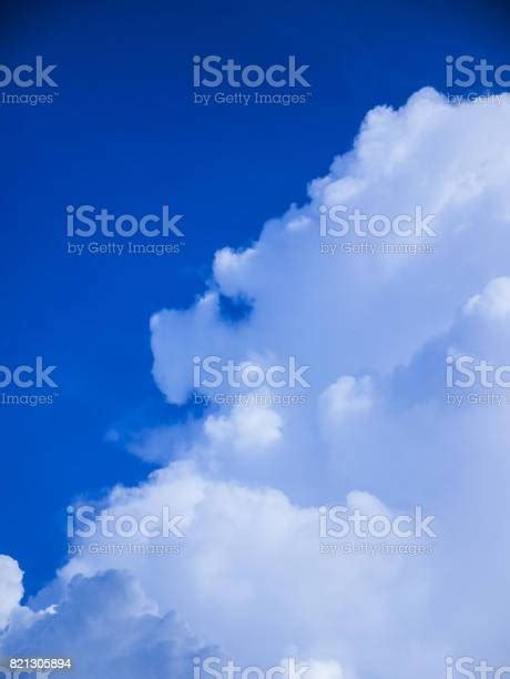 Latar Belakang Langit Biru Dengan Awan Foto Stok Unduh Gambar