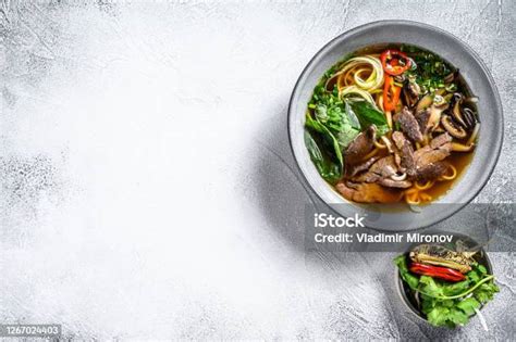 쇠고기와 포 보 베트남 수프 흰색 배경입니다 맨 위 보기입니다 복사 공간 쌀국수 국물 국수에 대한 스톡 사진 및 기타 이미지 쌀국수 국물 국수 배경 주제 보울