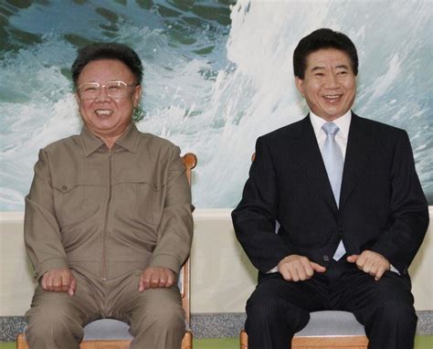 노무현사료관 남북 제1 차 정상회담 전 기념촬영하는 김정일 국방위원장과 노무현 대통령 내외