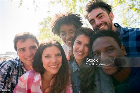 매우 행복 하 고 카메라에 미소를 찾고 친구의 다양 한 그룹의 초상화 다민족 그룹에 대한 스톡 사진 및 기타 이미지 다민족 그룹 단체 성인 Istock