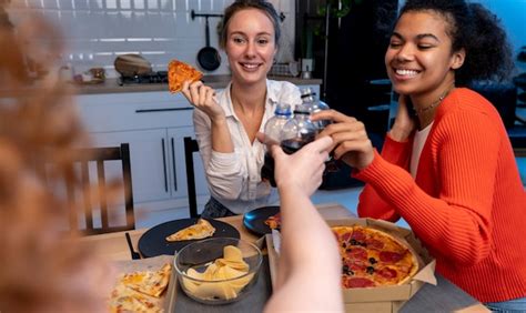 Amigos dando uma festa lotada em casa Foto Grátis
