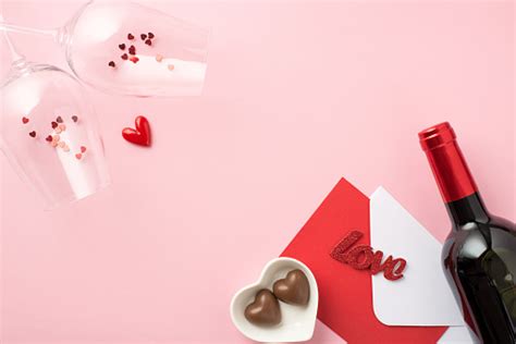 세인트 발렌타인 데이 데코 와인 잔 색종이 하트 모양의 접시의 최고 보기 사진 사탕 봉투 레드 카드 비문 사랑과 빈 공간이있는