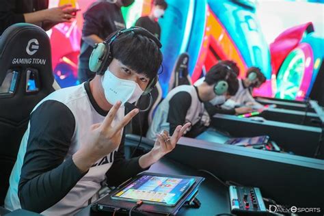 포토 엑스플레인 강성혁 두 손 브이 네이트 스포츠