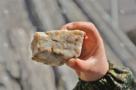 孩子手里拿着石头