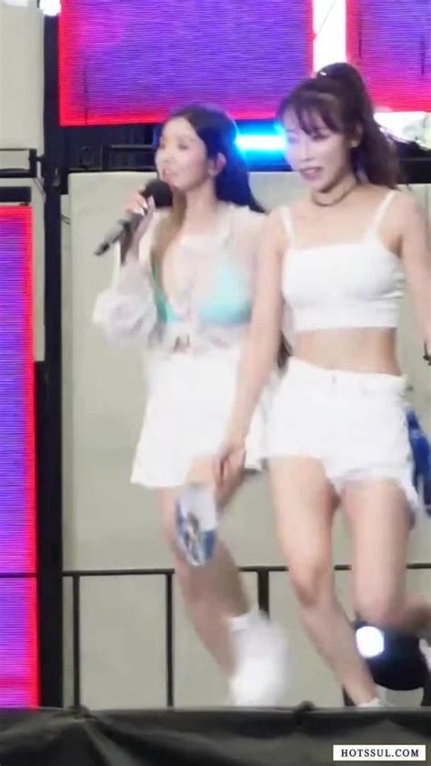 하늘색 비키니 권은비 슴부먼트 레전드 직캠 발견 도쿄 워터밤