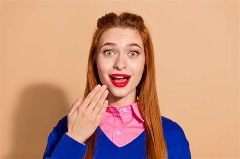 쾌활한 감동 숙녀 착용 스웨터 팔 입 빈 공간 고립 베이지 색 배경의 사진 20 24세에 대한 스톡 사진 및 기타 이미지 20 24세 Omg 감정 Istock