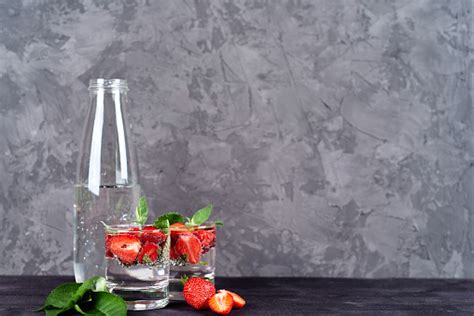 해독은 반짝이는 안경에 딸기와 민트와 물을 주입하고 나무 테이블 배경에 병 복사 공간 추운 여름 음료 미네랄 워터 0명에 대한 스톡 사진 및 기타 이미지 Istock