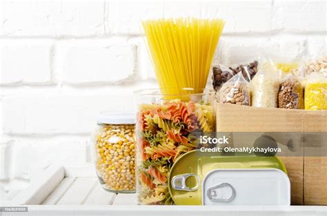 재해 비상 조건 클로즈업 보기를 위해 준비된 식료품 저장실 선반에 조리되지 않은 식품 세트 식료품 저장실에 대한 스톡 사진 및 기타 이미지 식료품 저장실 부패하지 않는