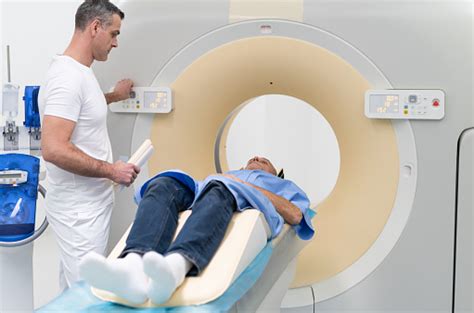Mri 침대에 누워 환자에게 Mri 스캔 절차를 설명하는 의사 단층 촬영에 대한 스톡 사진 및 기타 이미지 단층 촬영 환자